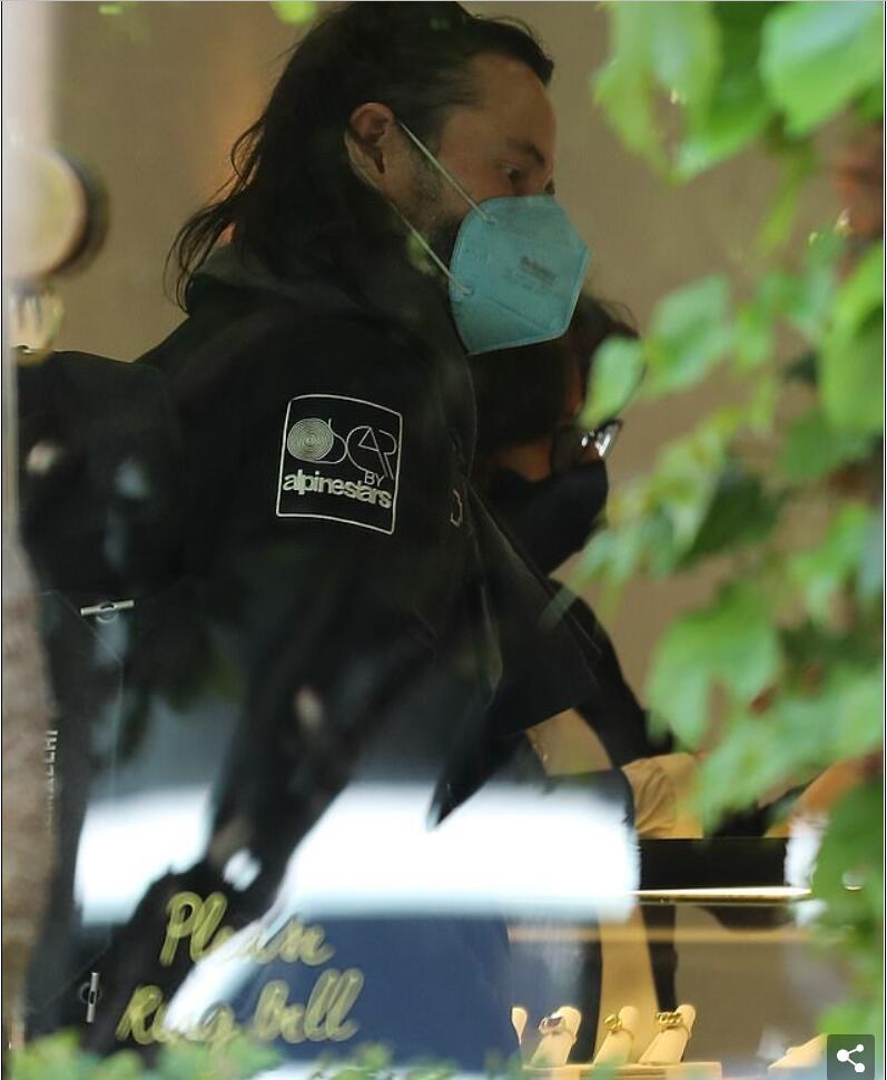 Keanu Reeves looked at the ring at the jewelry store, sparking ...