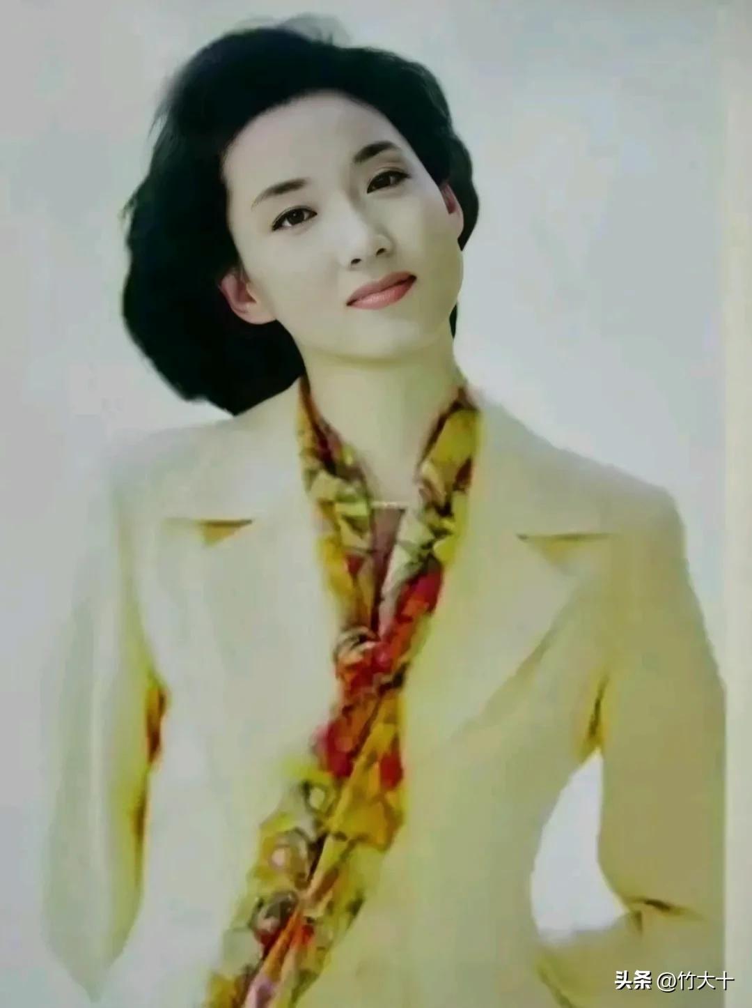 Li Xiuping, 12 photos of life, dignified and elegant, which one do you ...