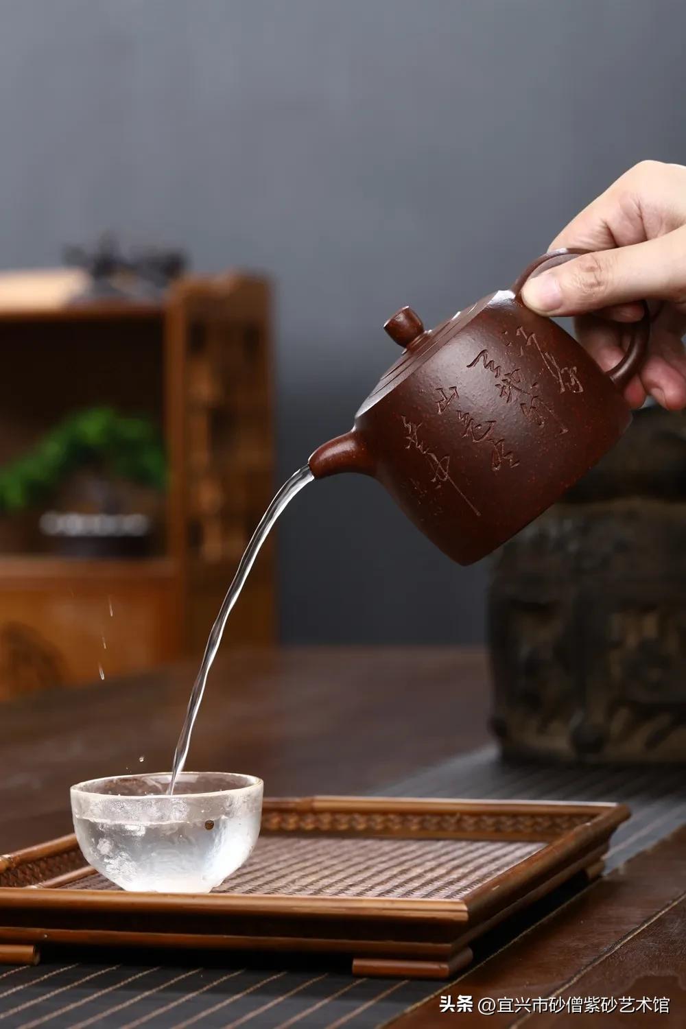 Jing Lan, researcher-level arts and crafts artist, - iNEWS