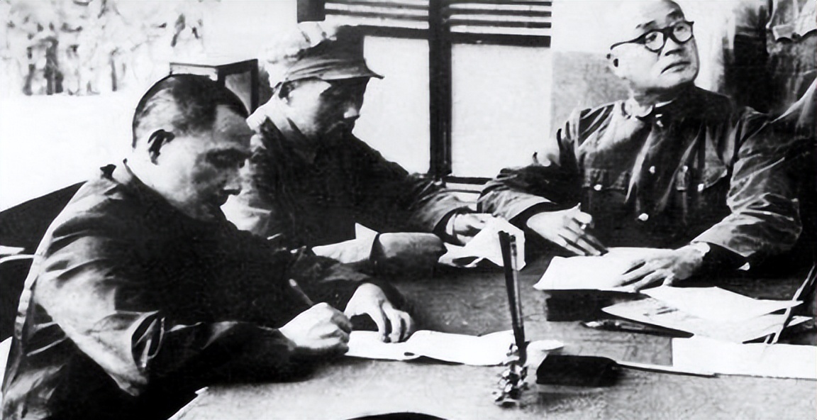 Deng Gong refused to shake hands with the founding general Chen Xilian ...