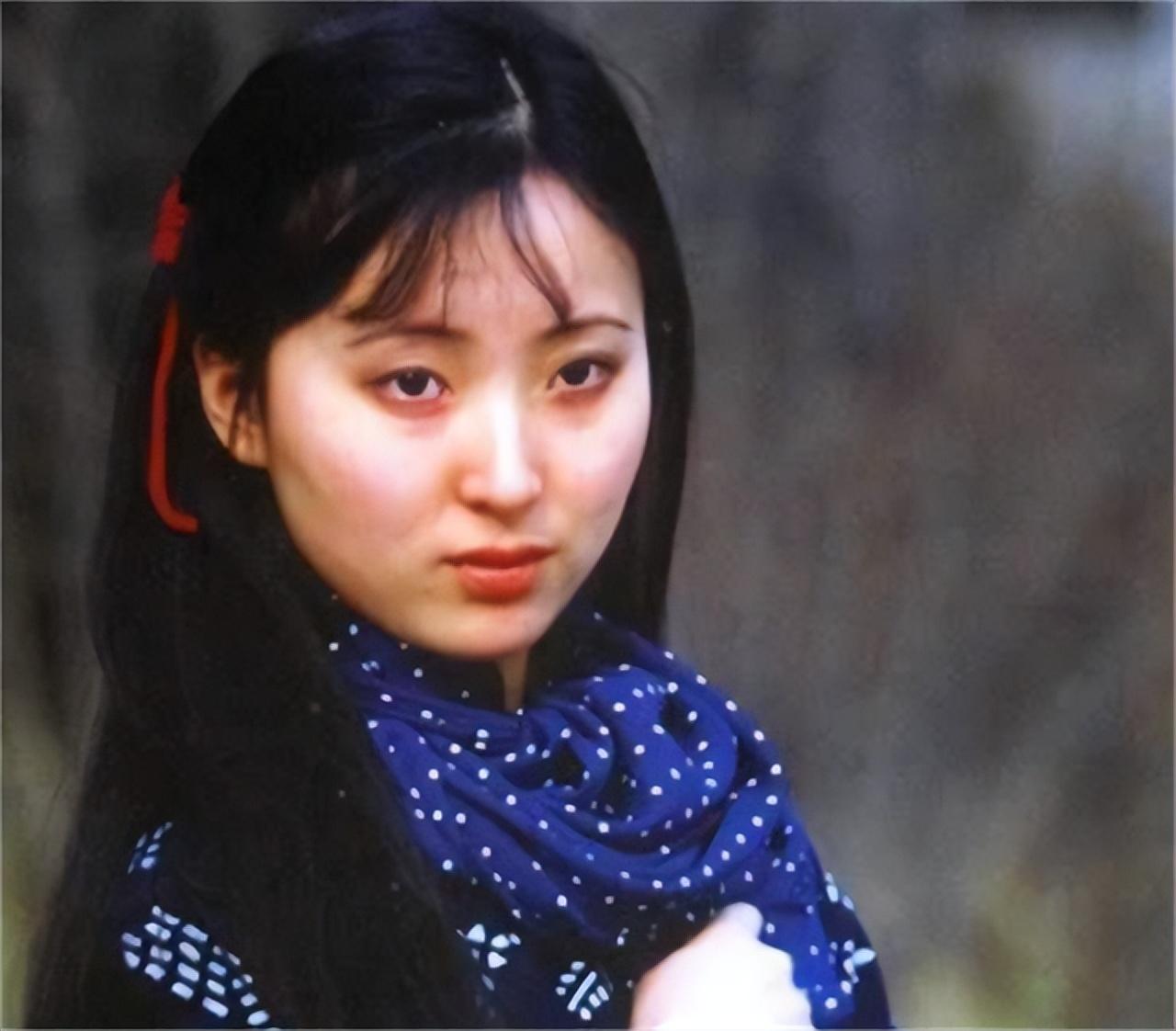 Next to Hou Yaowen's cemetery, the tomb of "Sister Lin" is surrounded ...