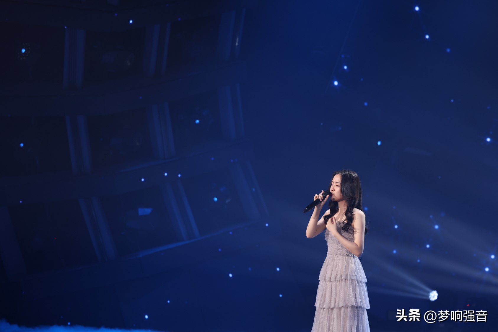 Singer Guo Qin Qingqing performed the film and television golden song ...
