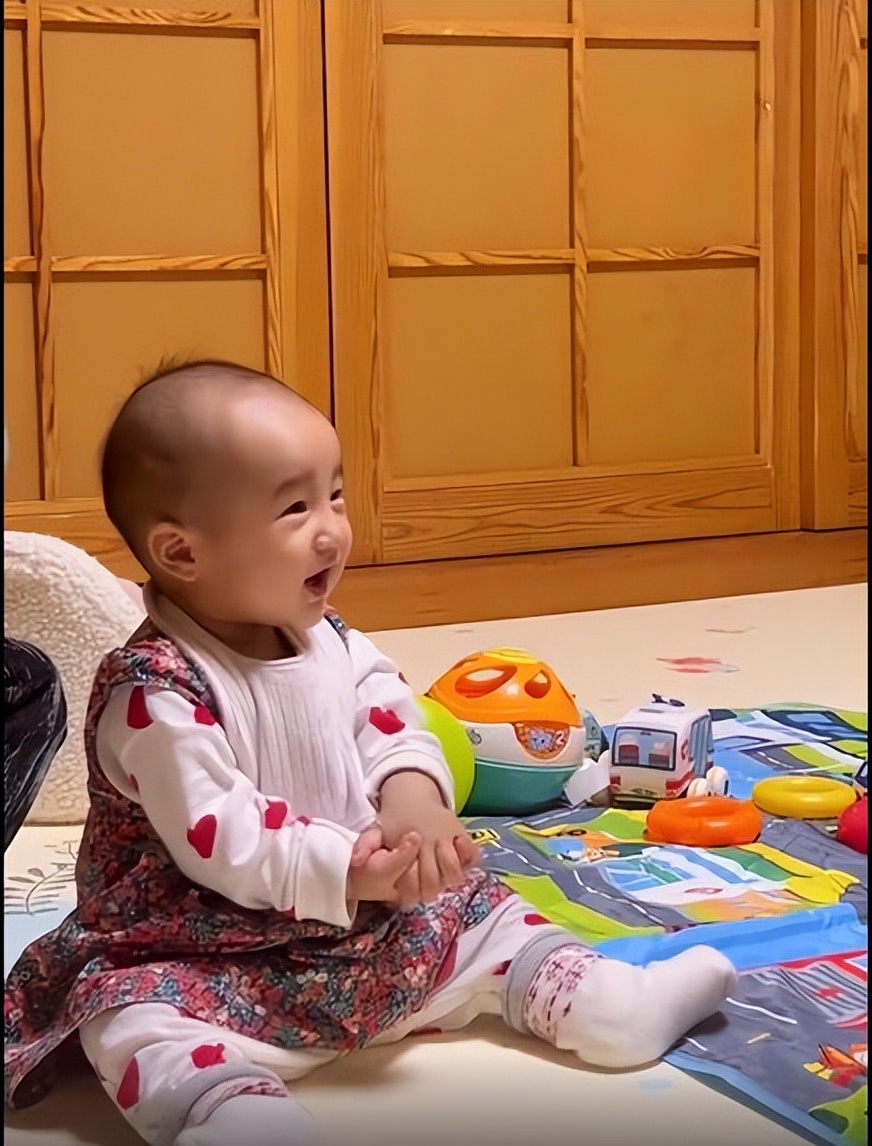 Haiha Jinxi's father appeared on the scene, younger and more handsome ...