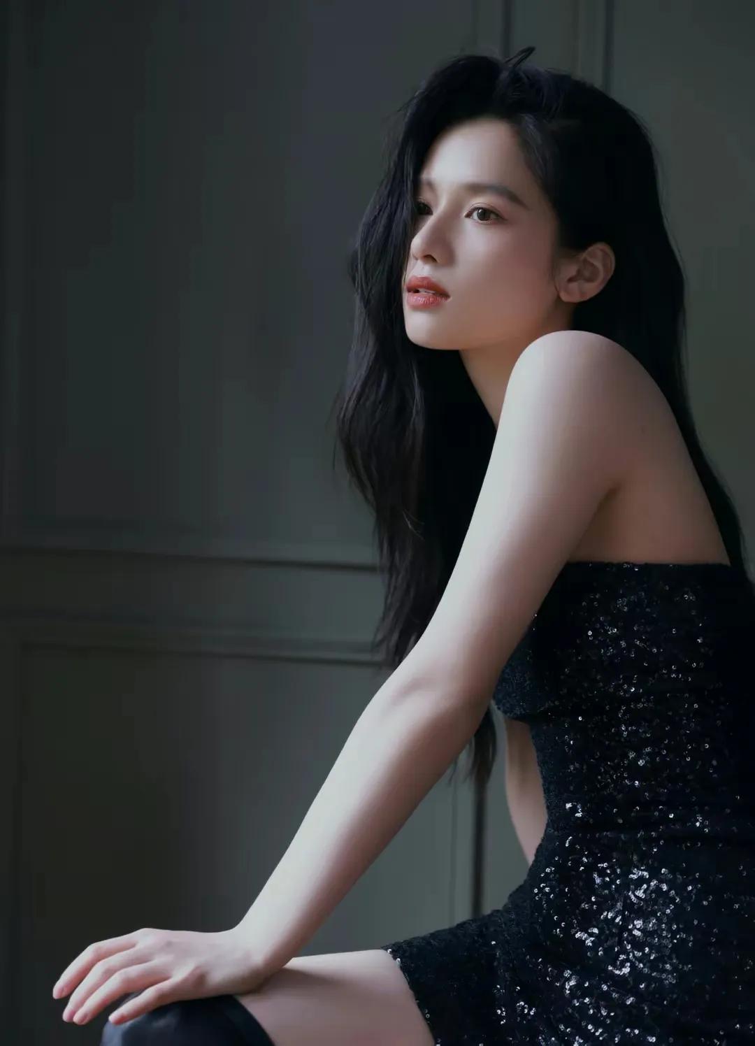 Zhang Jingyi put on a black sequin dress and instantly became the ...
