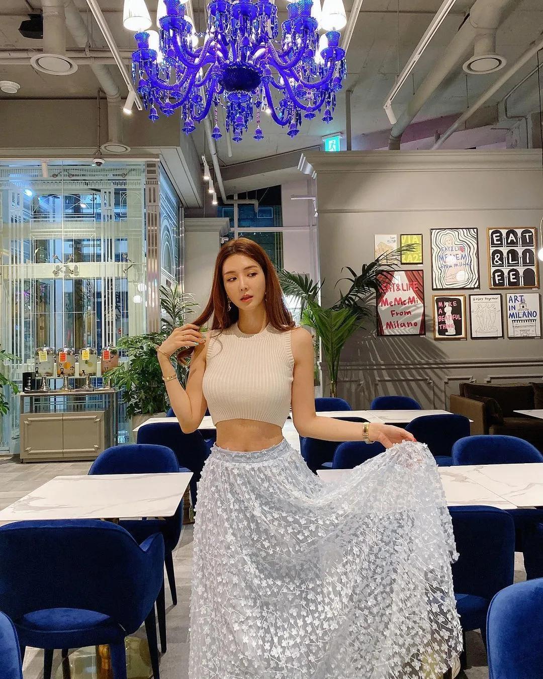 Fashion blogger Manyo Yoojin's "terrible witch" has the ultimate figure ...