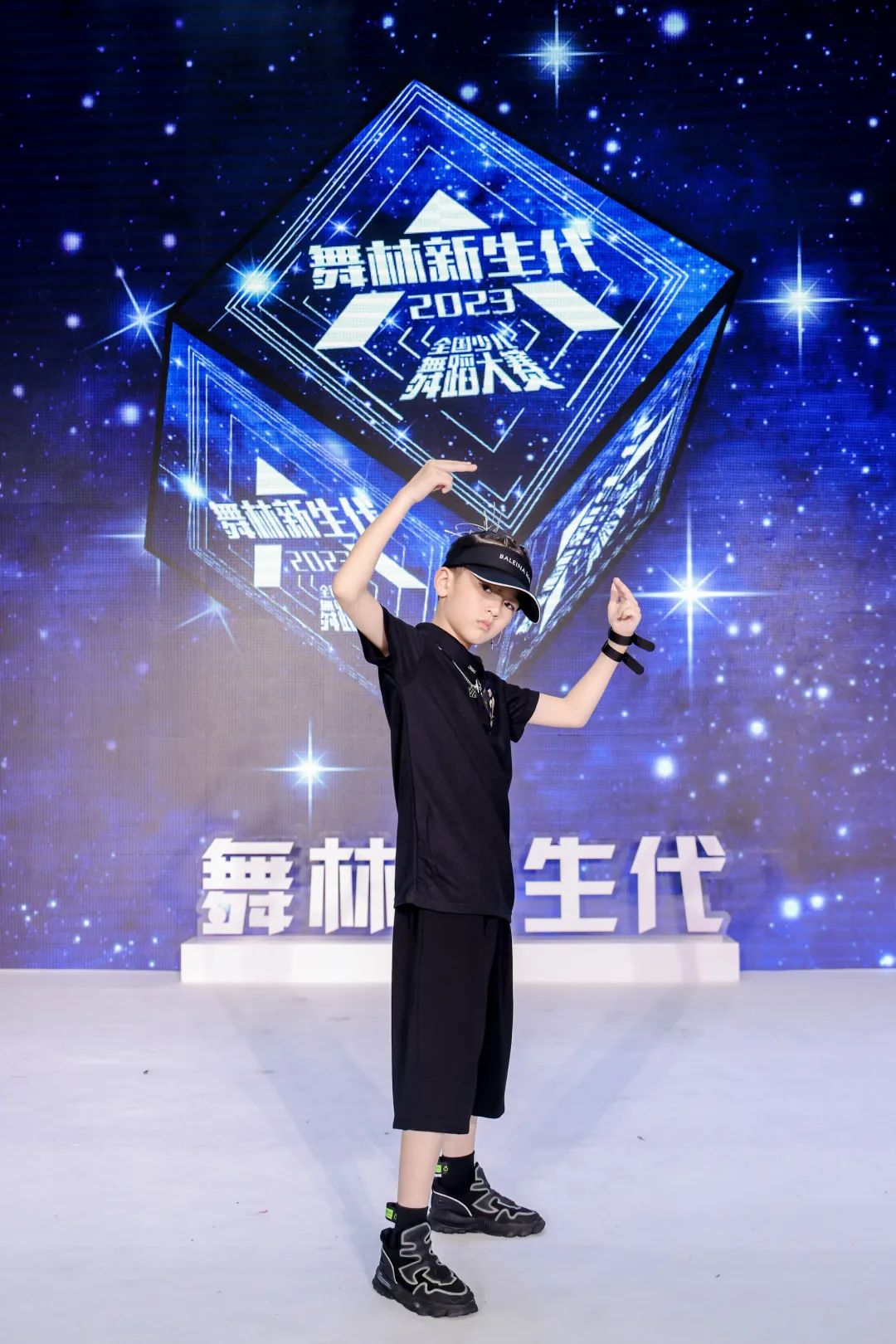 Zeng Yicheng - handsome boy interprets dance style with strength - iNEWS