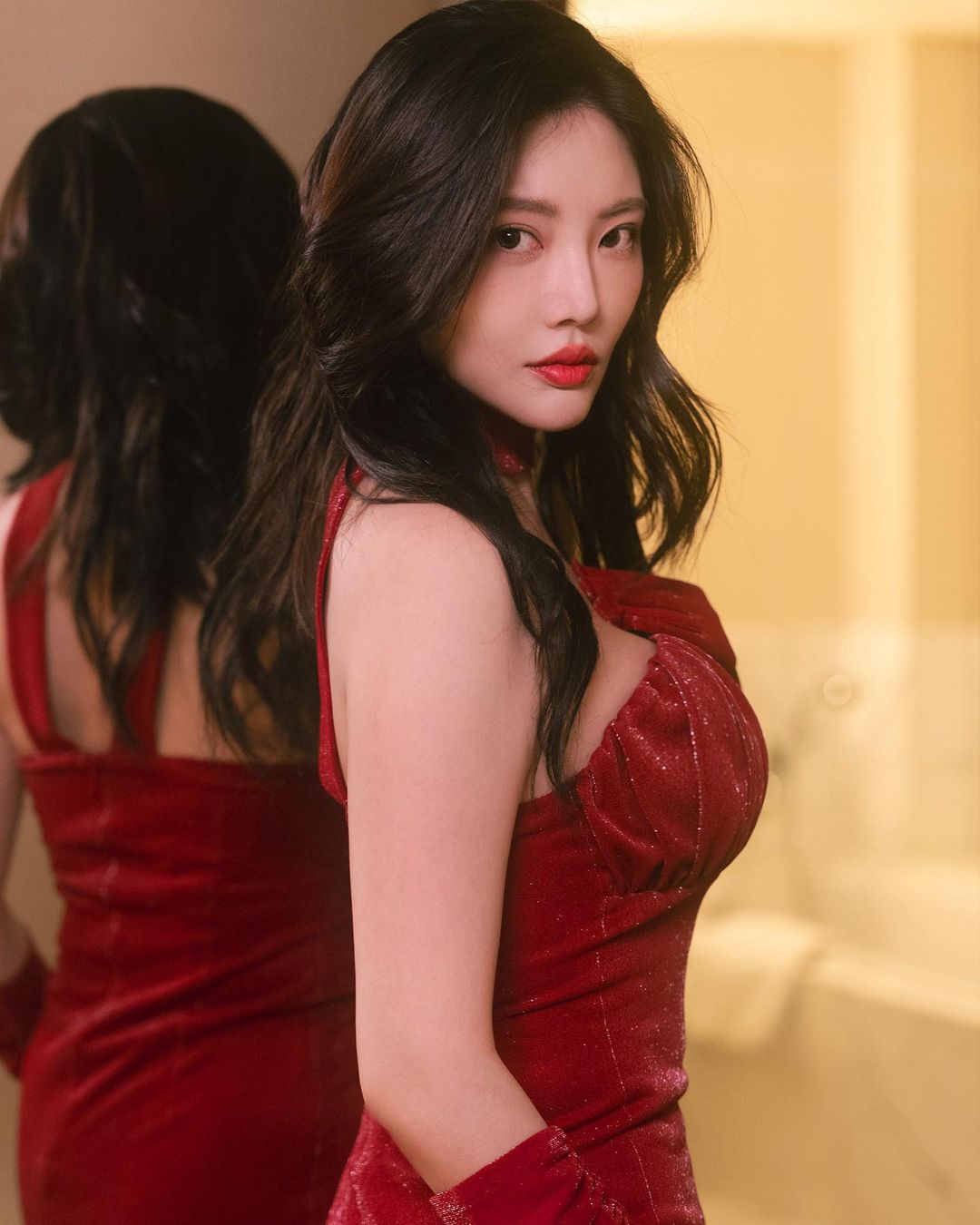 "Mother Duan Yu" and "Li Mochou" show off their beautiful bodies in restrained ancient costumes ...