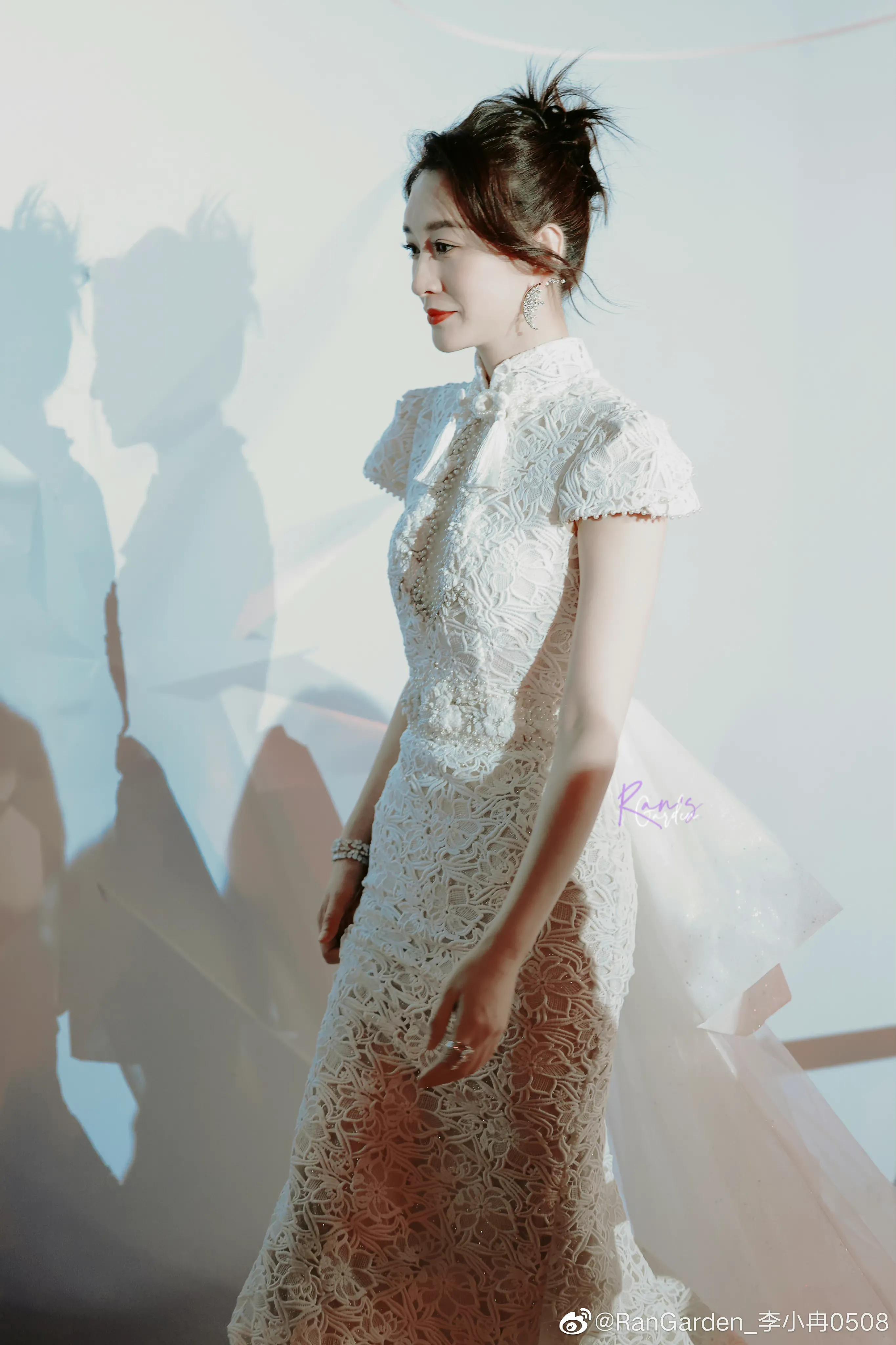 Li Xiaoran showed off her good figure at Beijing Fashion Week - iNEWS