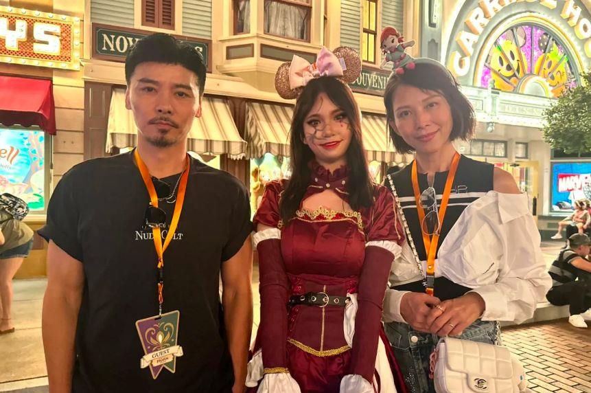 50-year-old Cai Shaofen appeared in Disneyland without makeup, wearing ...
