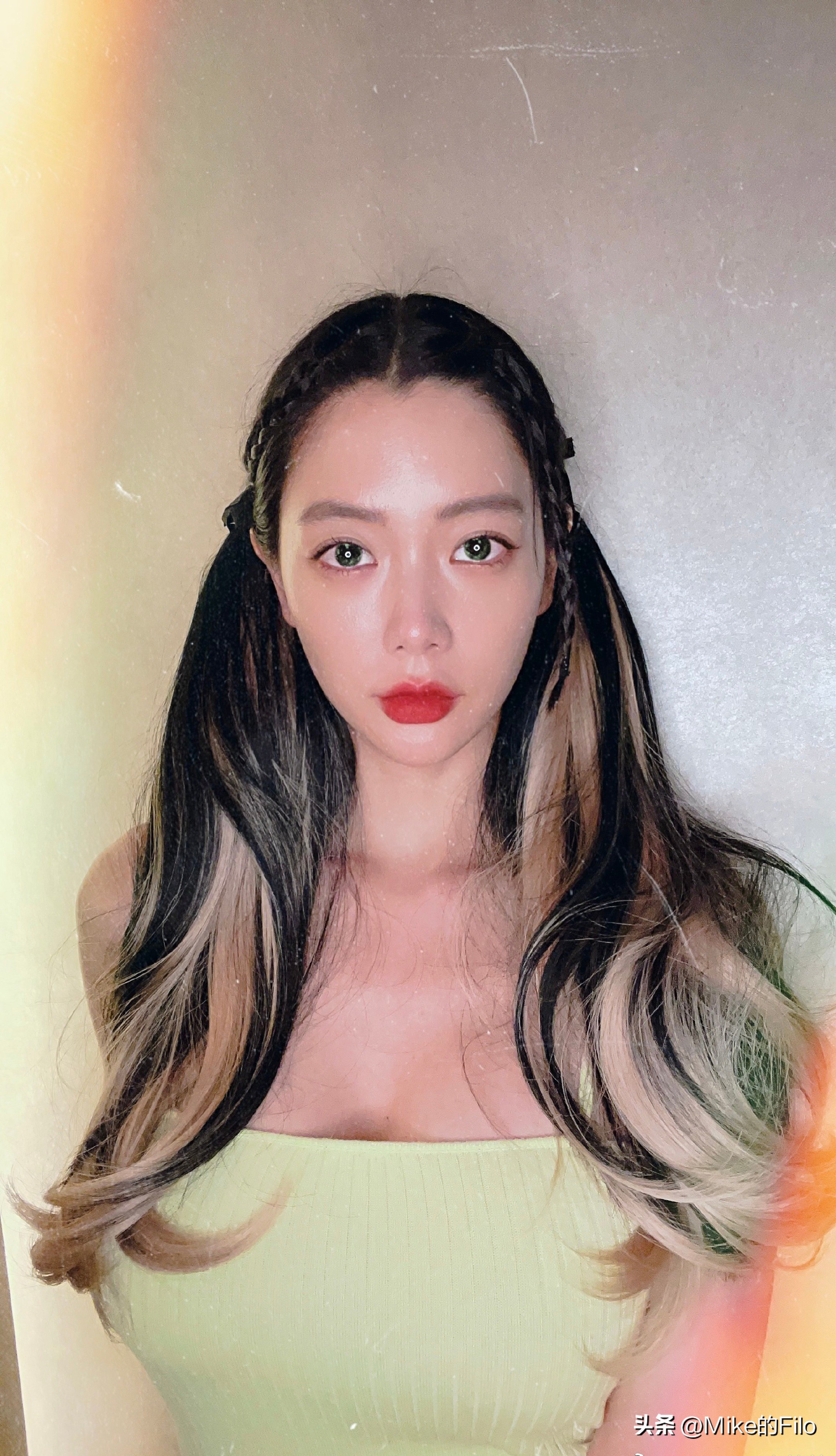 Li Chengmin wore two sets of light yellow and green, bold and avant ...