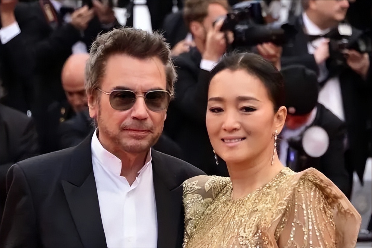 Gong Li and her husband walked the red carpet in Cannes, dressed in a ...