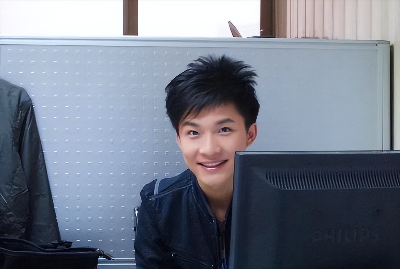 Bian Ce: Became a CCTV anchor at the age of 25, fell from the 8th floor ...