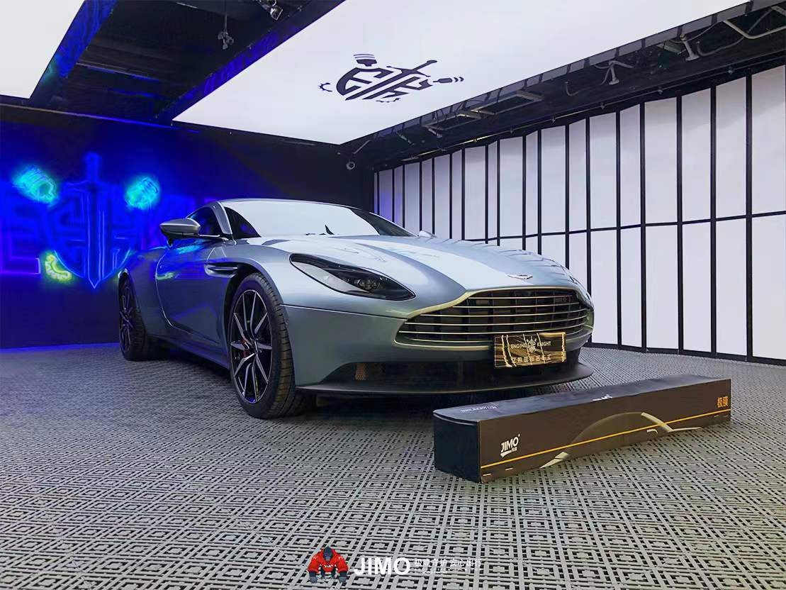 Aston Martin assembles polar film invisible car cover - iNEWS