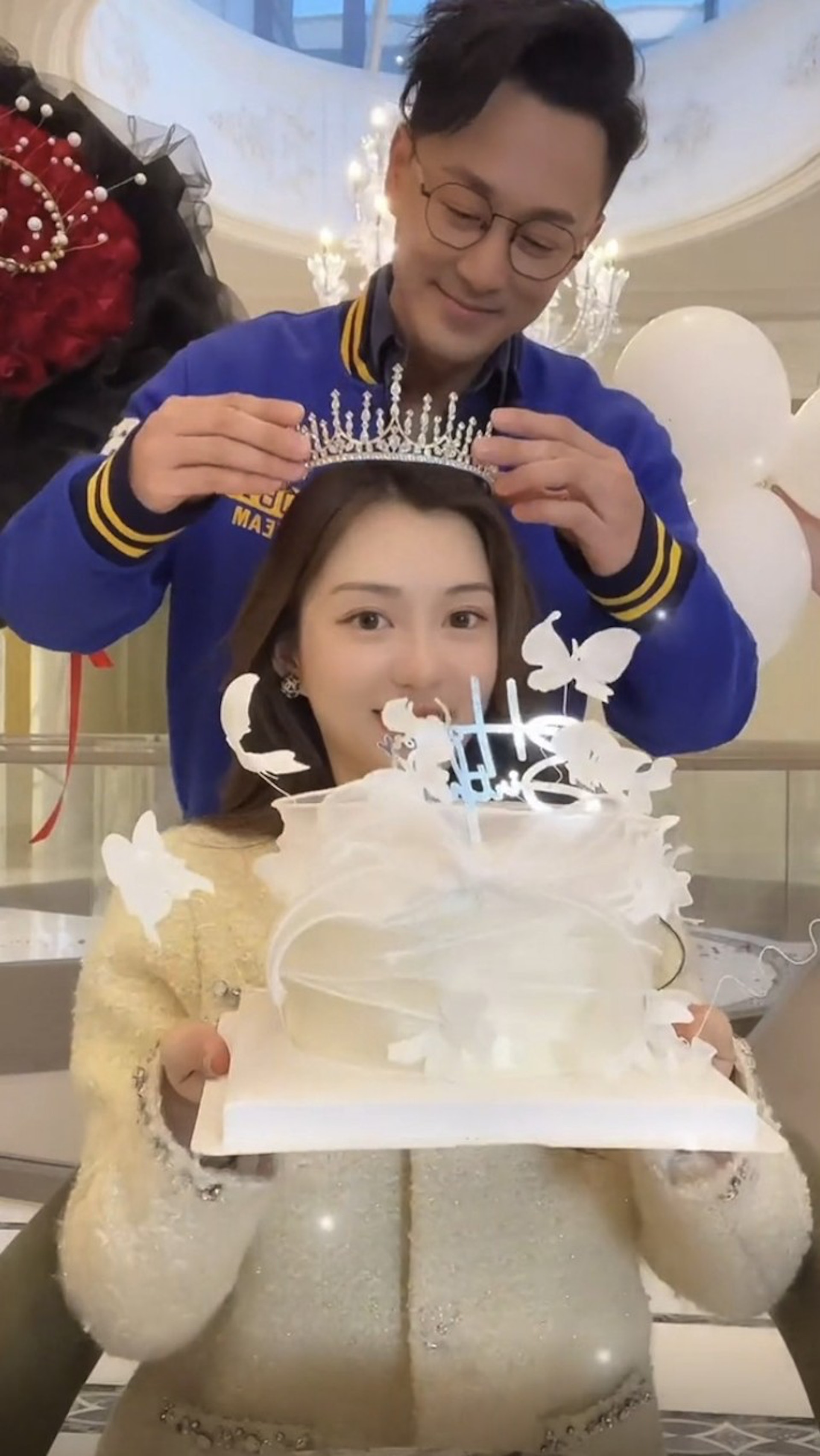 Lin Feng celebrates the birthday of the rich female fan, the castle is ...