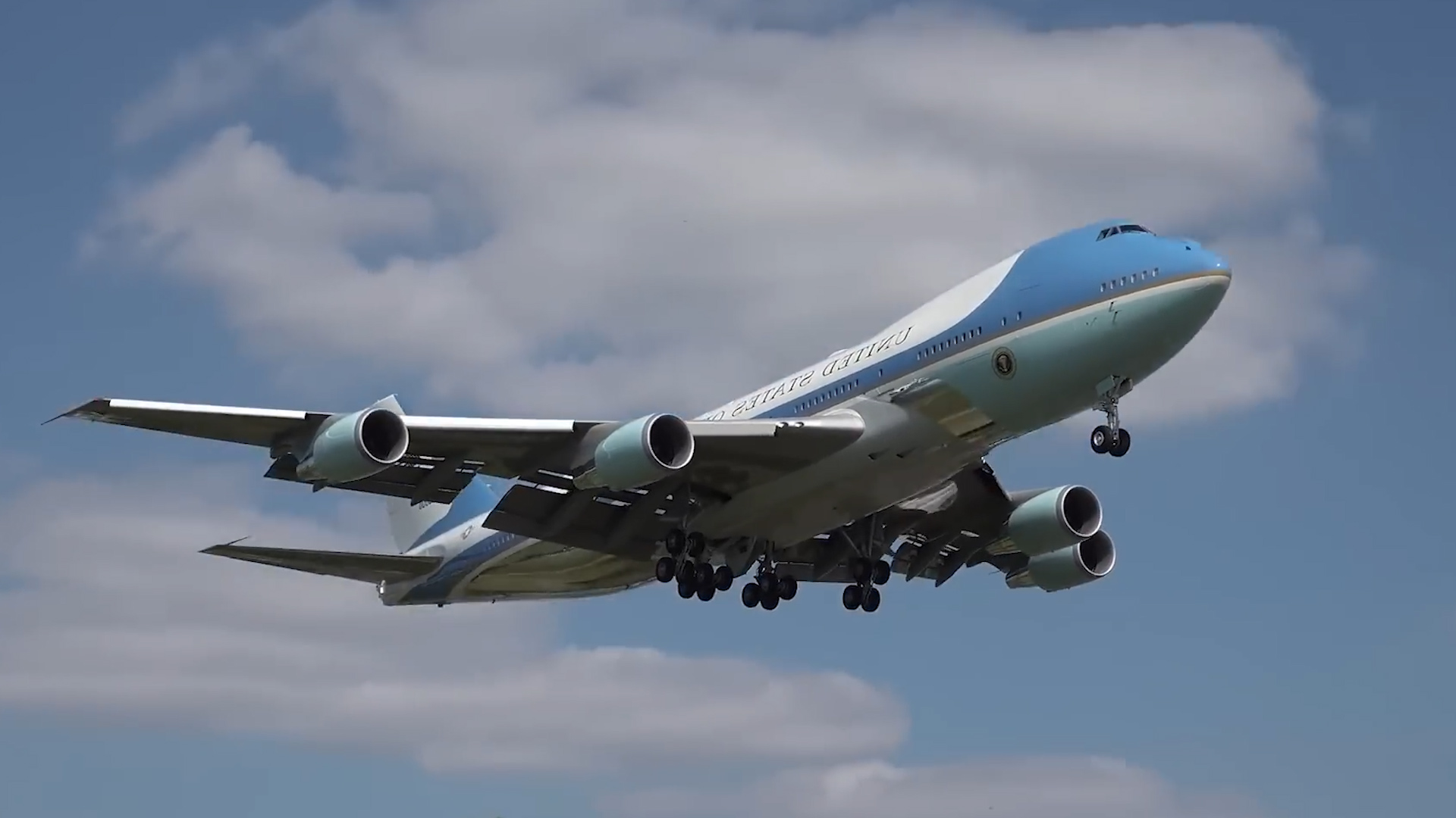 How luxurious is Air Force One, the private plane of the President of ...