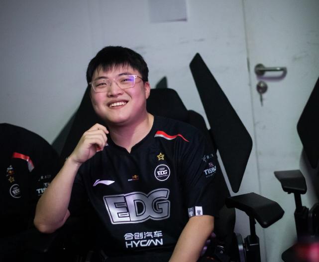 LPL "Worst Jungler" was born! UP lost Uzi and almost got 5 kills, Ning really tried his best ...