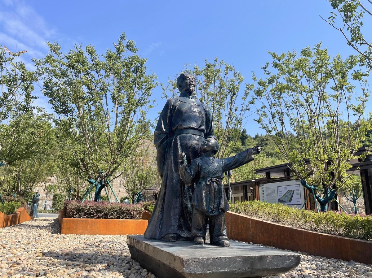 Ouyang Xiu, a writer of the Northern Song Dynasty, has ten poems, which ...