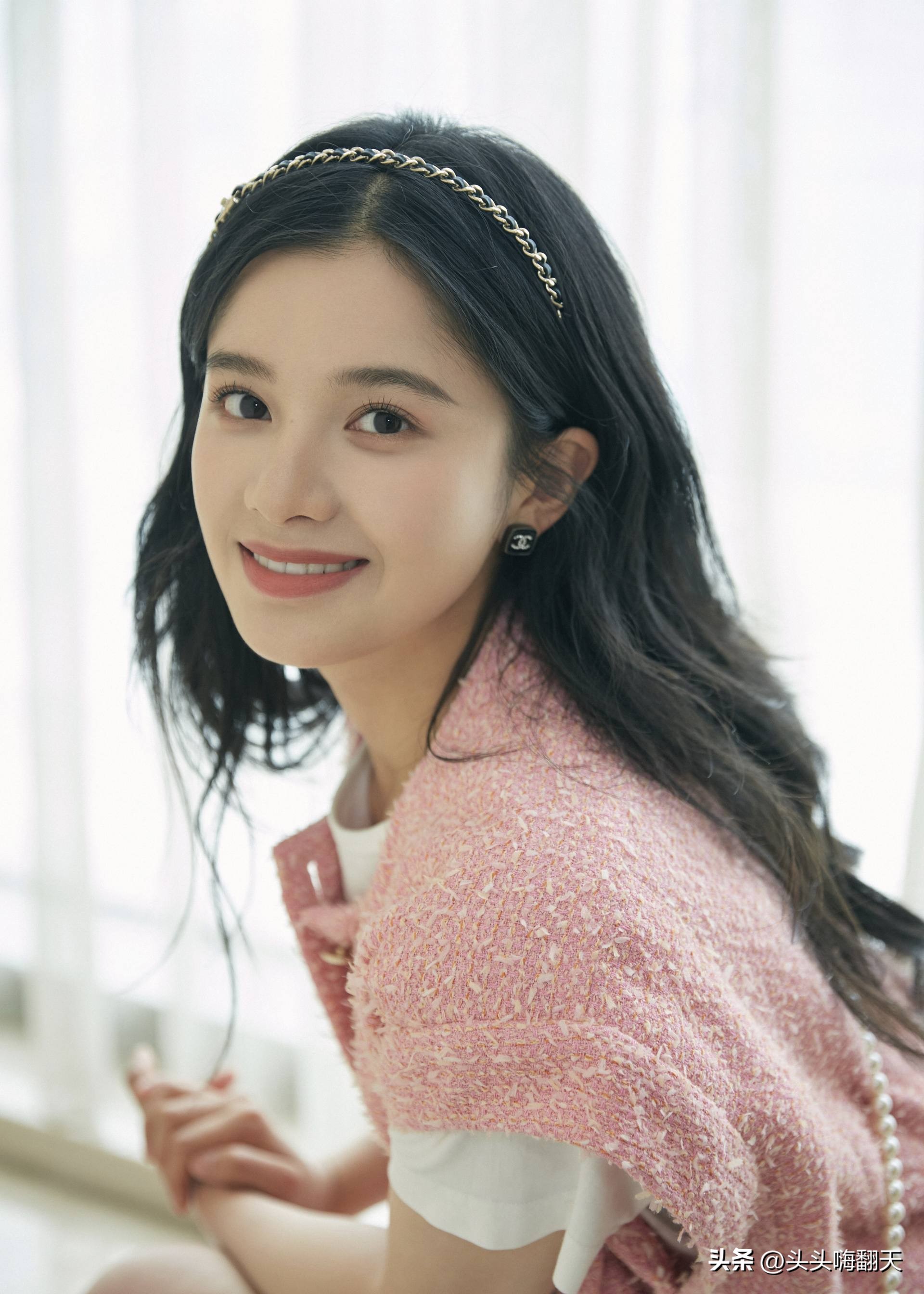 Zhang Jingyi, sexy and charming photo - iNEWS