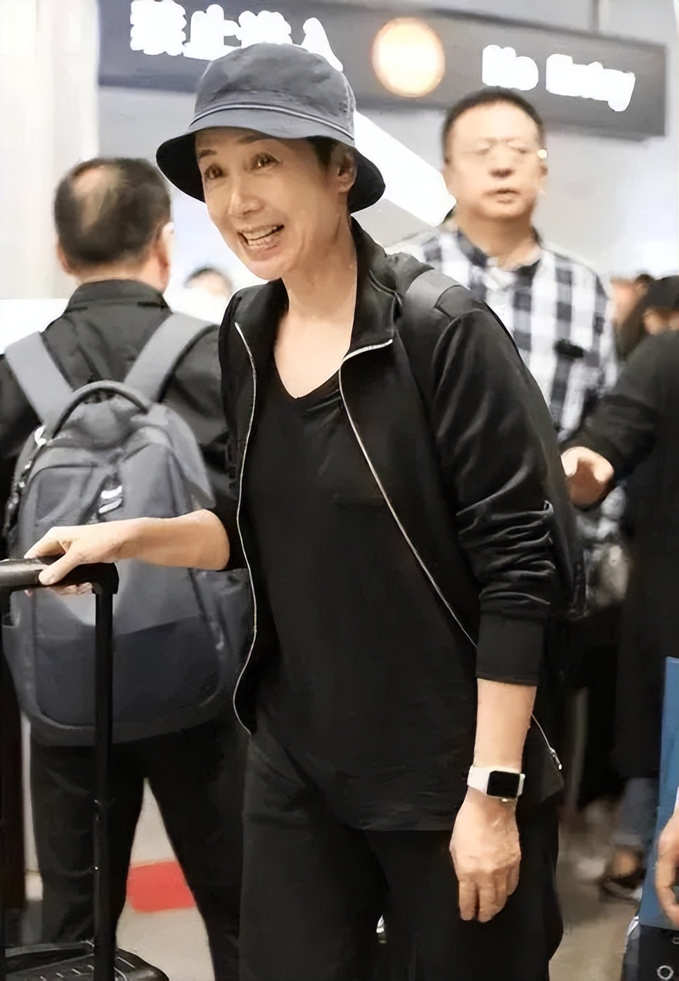 Jiang Wenli is so good, she walks to the airport generously without ...