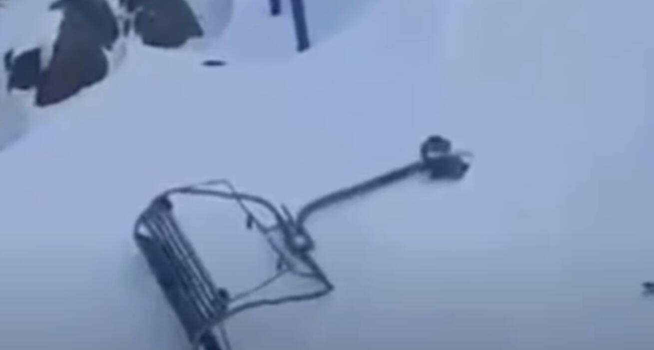 When the weird wind blows, the chair of the longest cable car falls ...