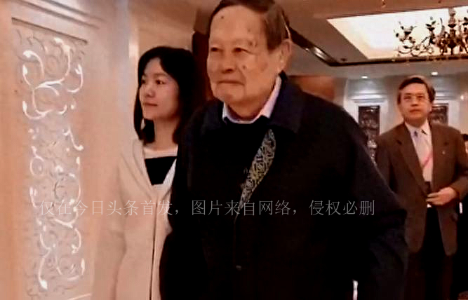 Yang Zhenning's current situation: The age spots are obvious, his eyes ...