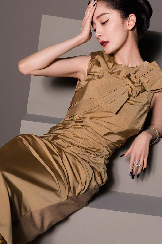 Yang Mi appeared on the cover of "Wonderful OK" weekly magazine for the ...