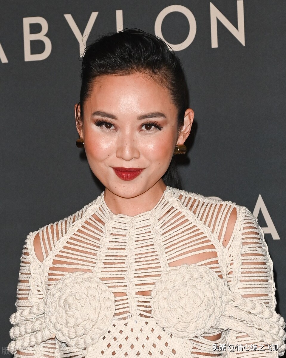 Li Lijun wore a white woven skirt to attend the premiere of [Babylon ...