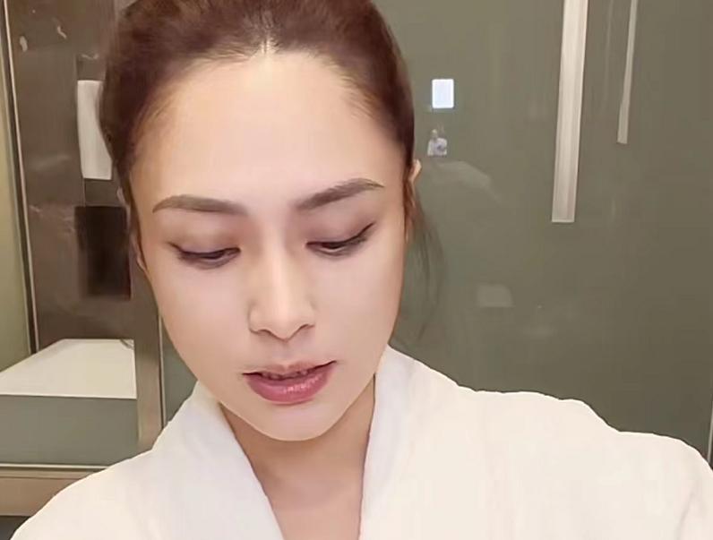 41-year-old Gillian started a live broadcast to remove makeup and left ...