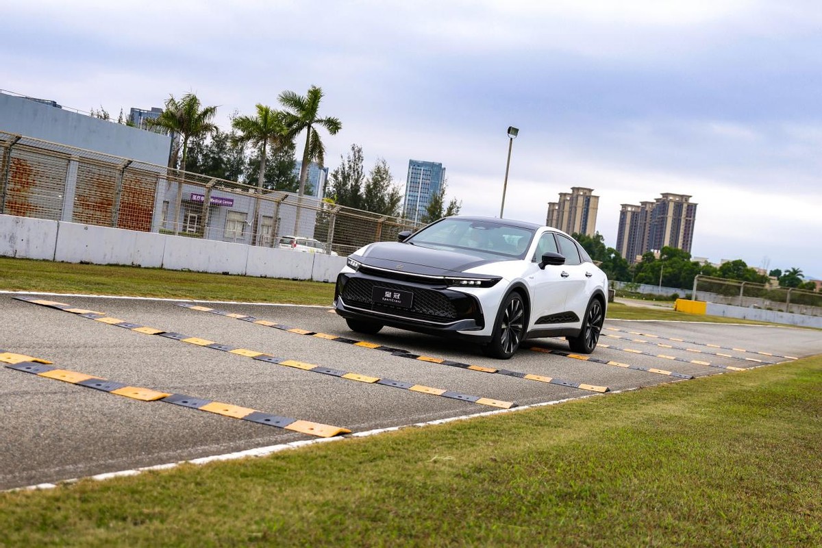 Crossover moment, Crown SportCross conquers driving challenges - iNEWS