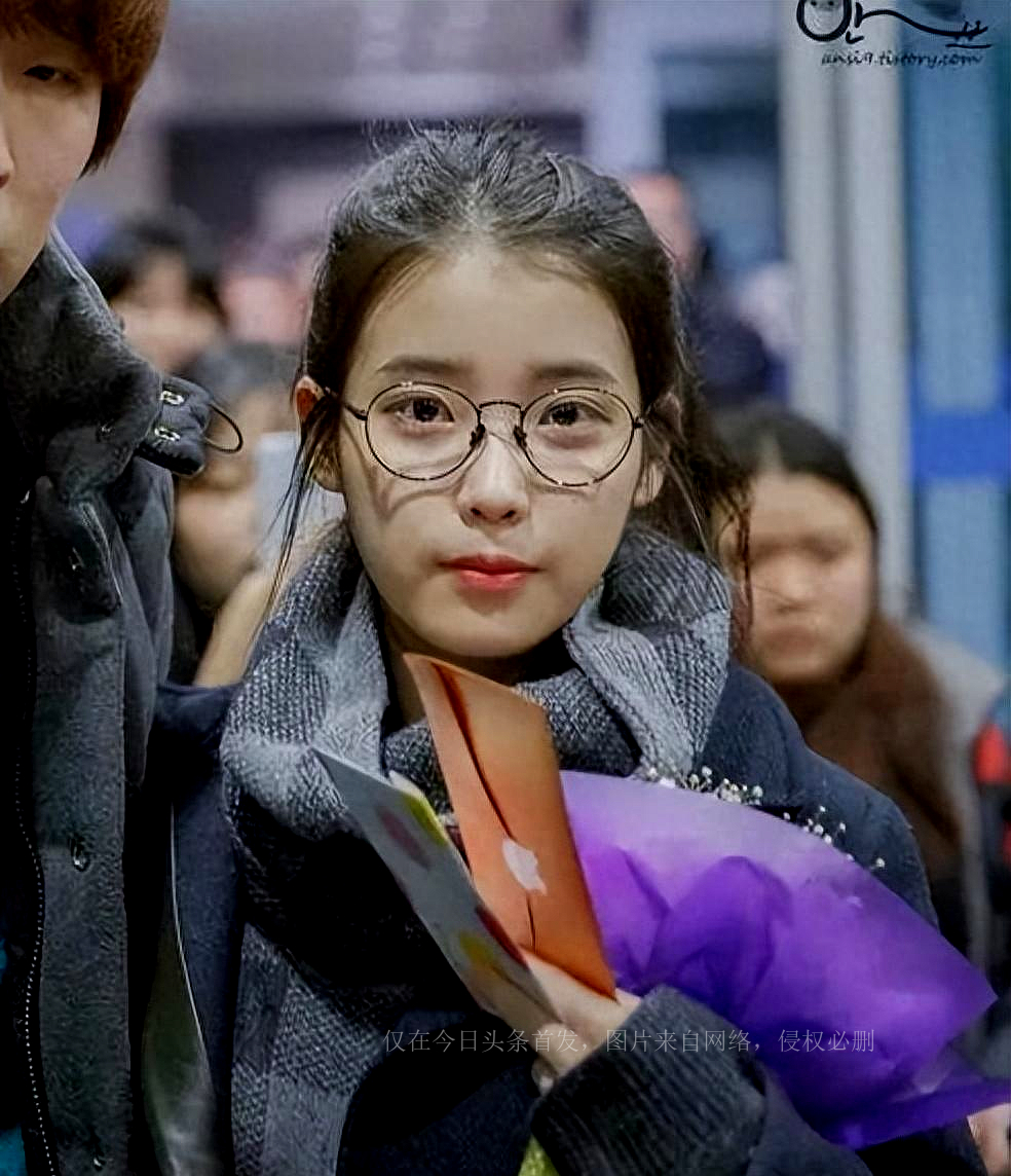 IU posted a post revealing the reason why she "fell in love with Lee ...