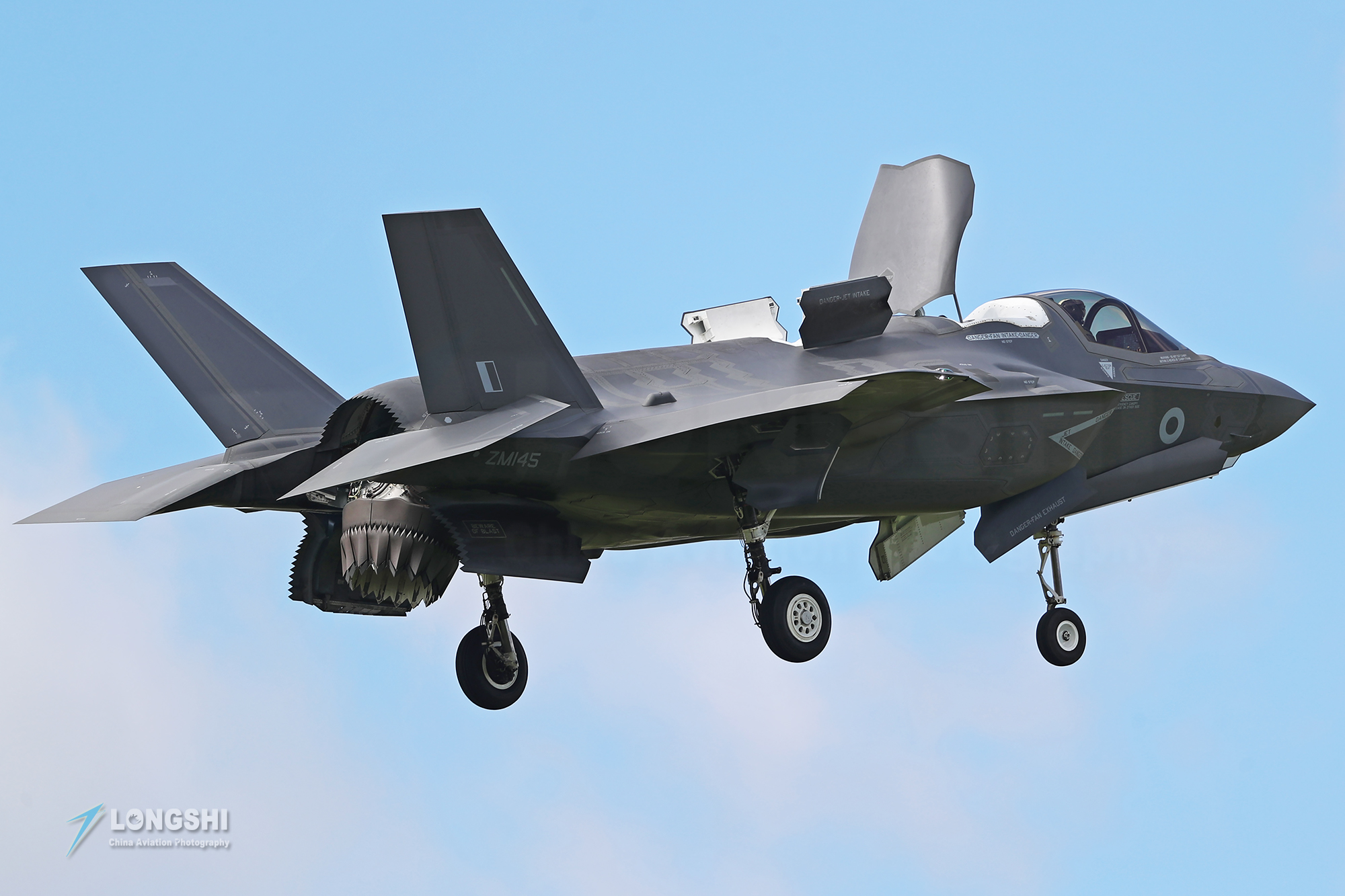 The U.S. F35B cover plate fell off, the engine was damaged and forced to land, and it was ...