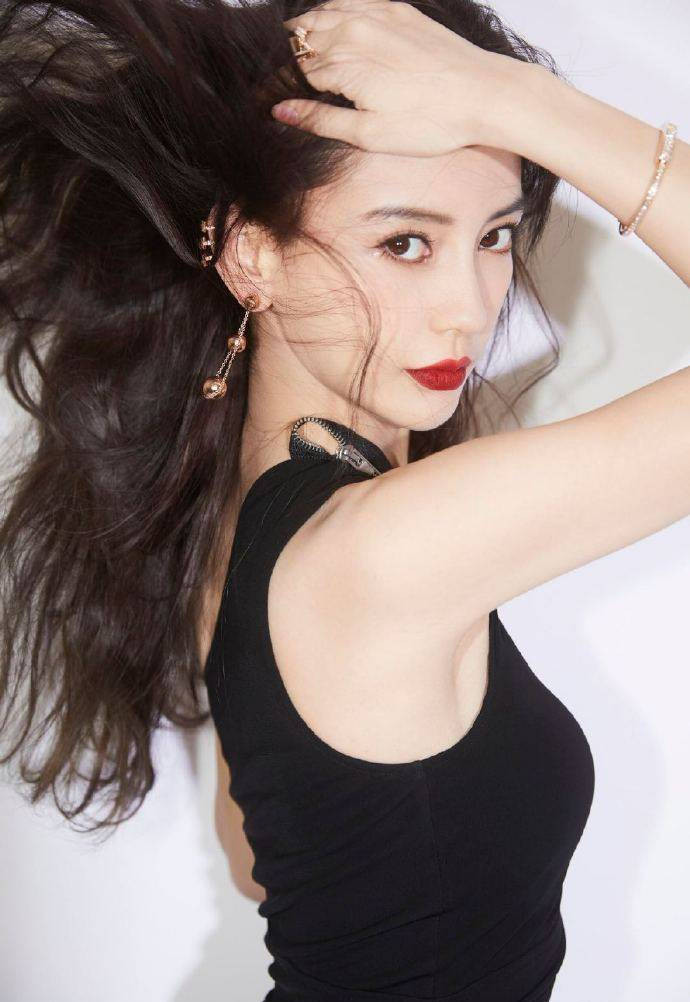 Sexy and bright!Angelababy red lips black dress photo - iNEWS