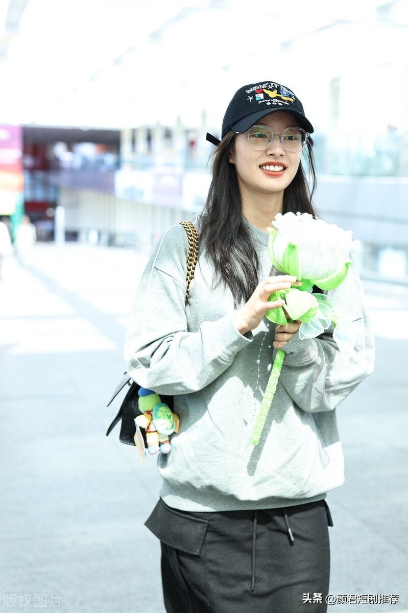Xu Ruohan appeared at Beijing Airport with a bright and generous smile ...