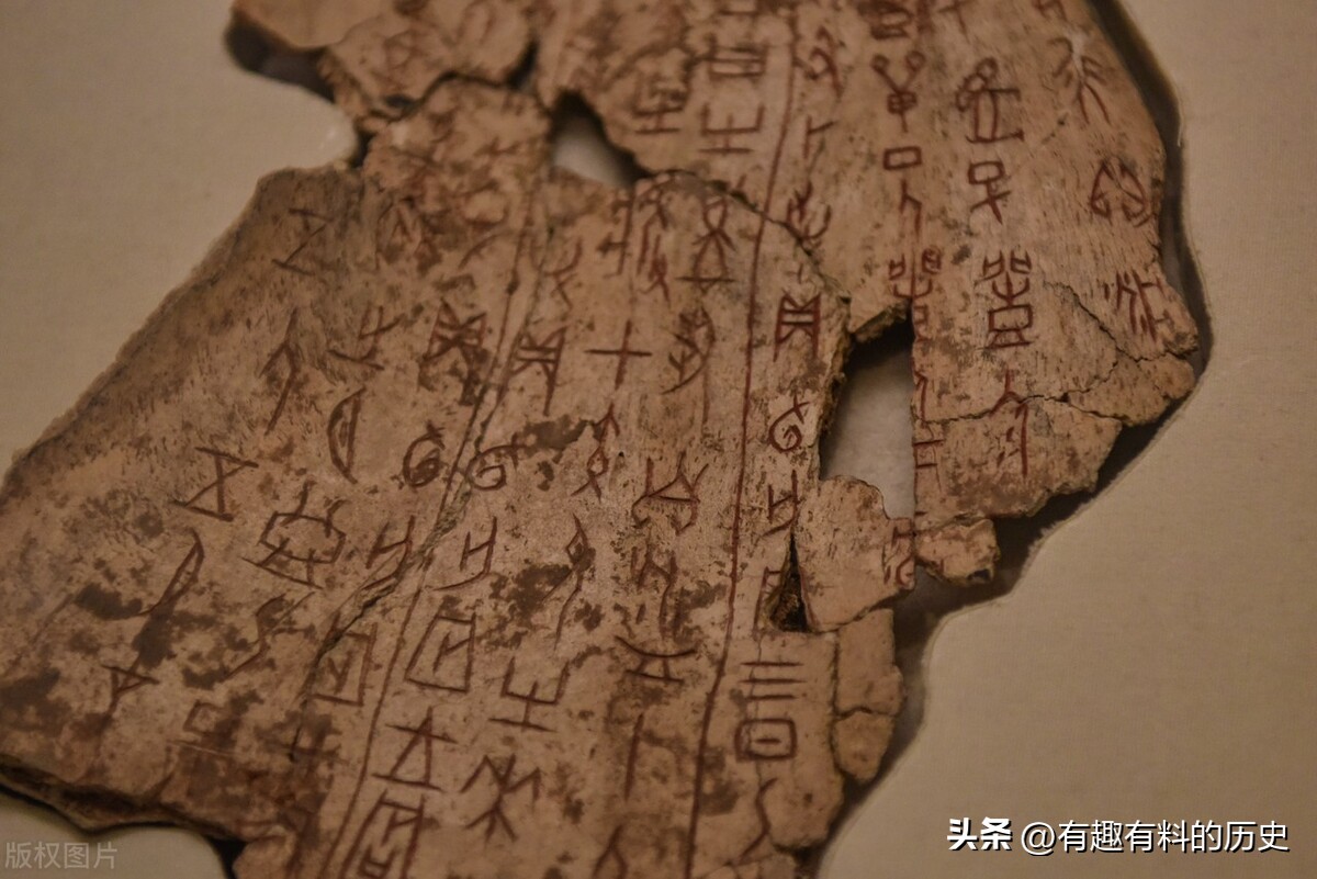 How many years ago did the oracle bone inscriptions be discovered? - iNEWS