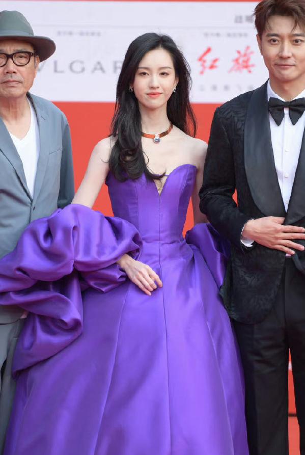 Stars at the Beijing Film Festival: Zhang Songwen kneeled on one knee and hugged Gao Ye, Chen ...