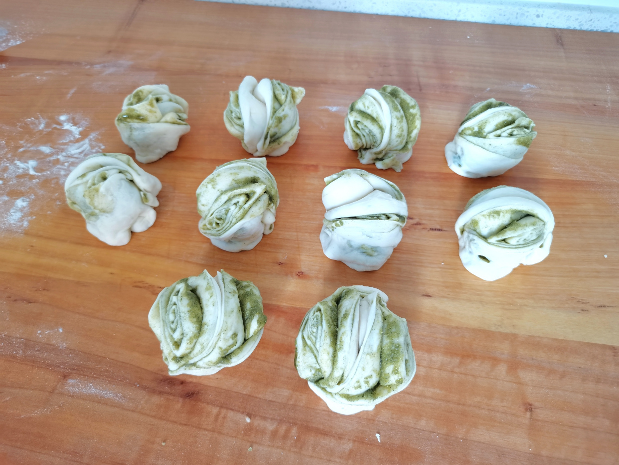 Crispy Roasted Flower Rolls - iNEWS