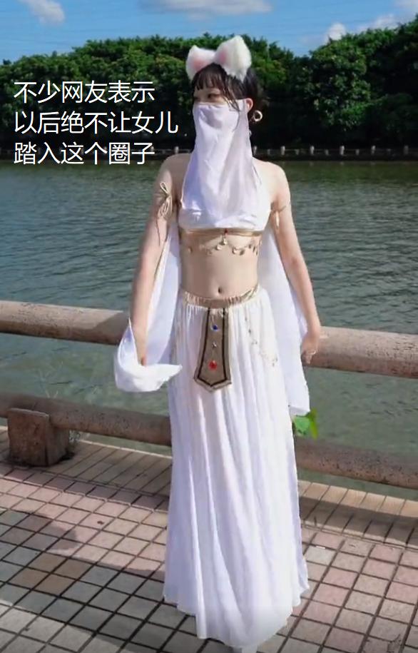 Girl wears cloth clothes to play Cos, with tail hanging on her butt ...