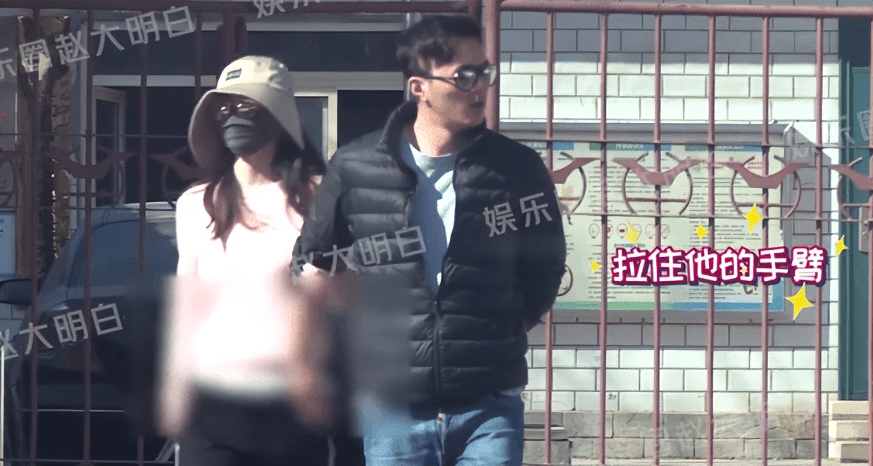 Ye Zuxin was photographed traveling with a girl and they were holding ...