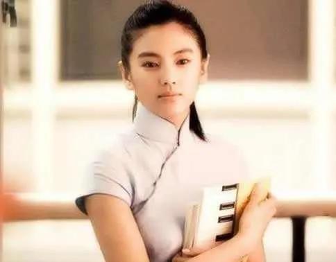 Zhang Yuqi's Cannes red carpet is full of aura, her chest is only covered by two pieces of cloth ...