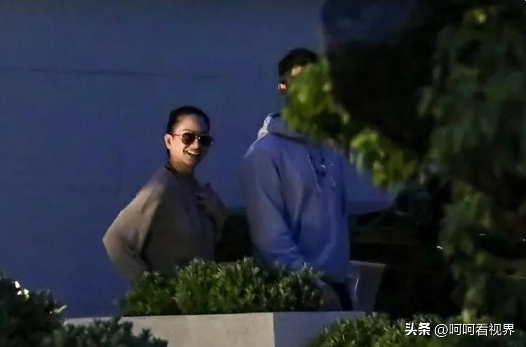 24-year-old Shawn Mendes was photographed having a late-night tryst ...