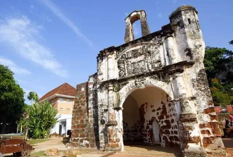 How did the city of Malacca become an important transit point for ...