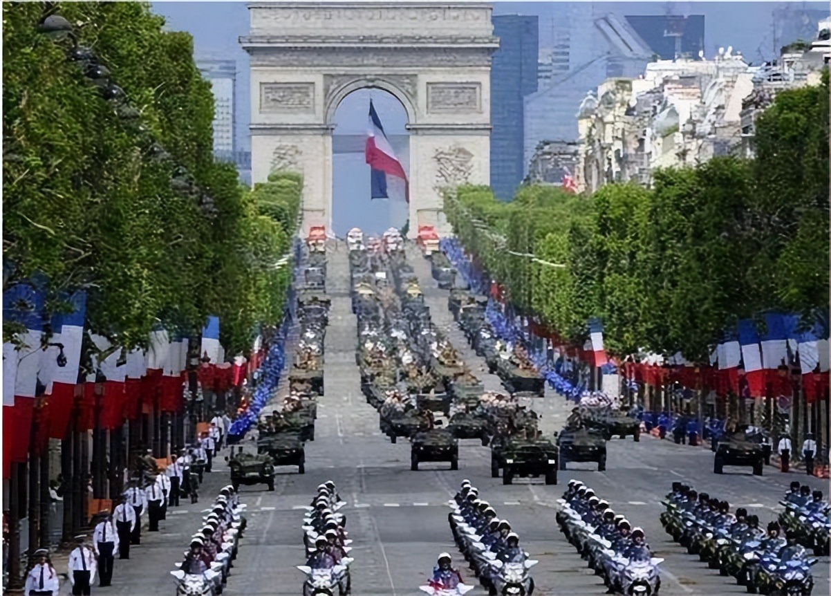 European military parade famous scene, French President: I am too ...
