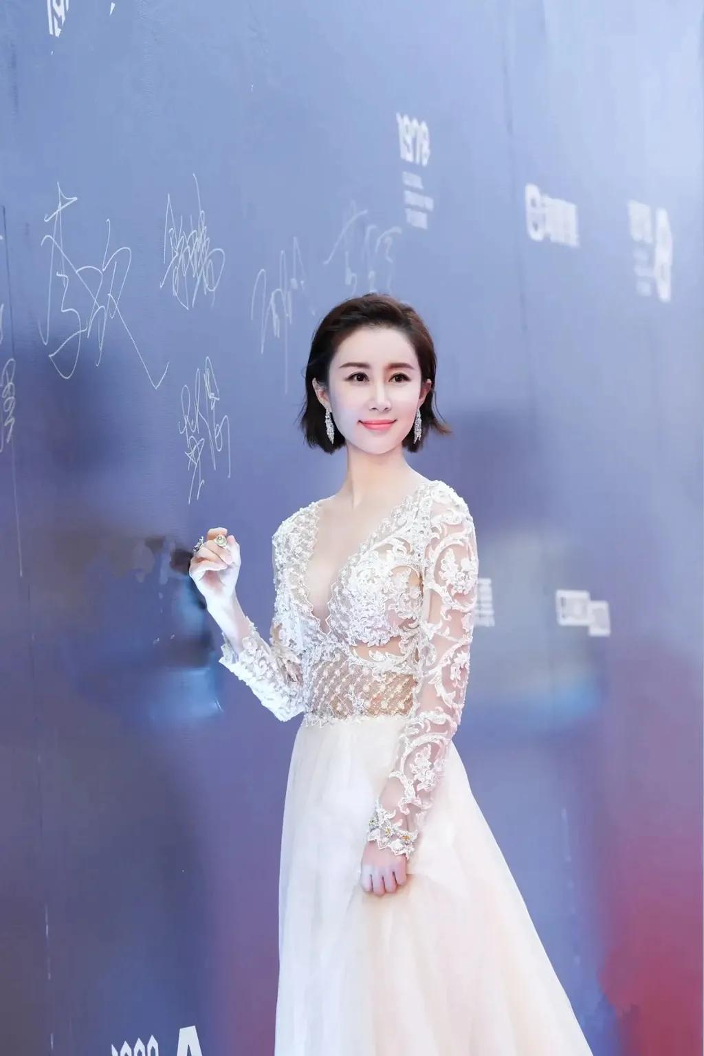 Star Map Show - Shu Chang is wearing a sexy deep V lace dress, like a ...