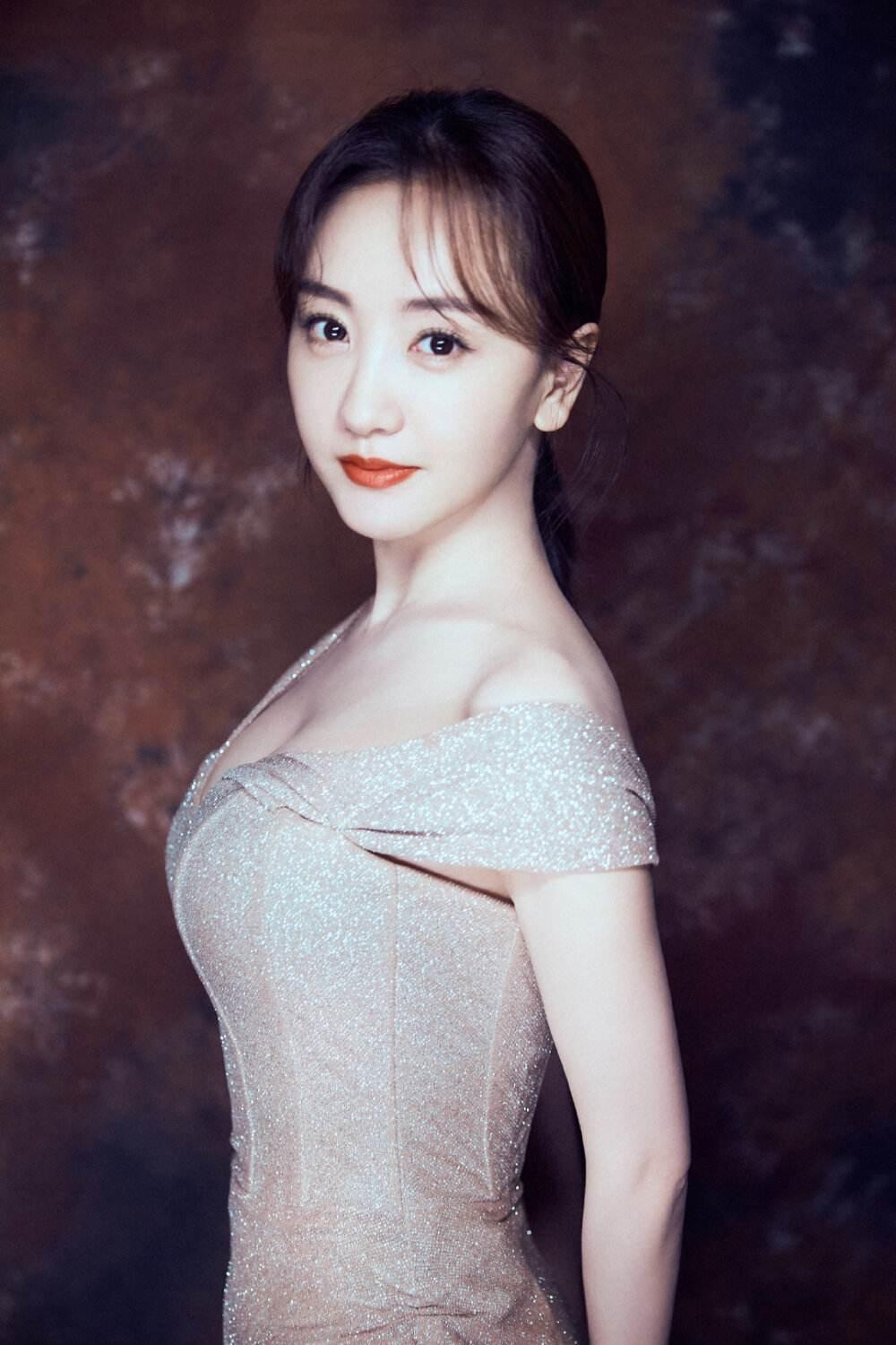 Yang Rong is suspected of plastic surgery, the changes before and after ...