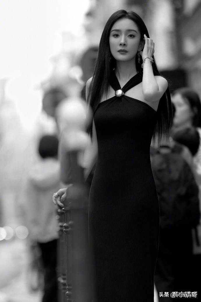 Yang Mi was captured on the streets of Paris, with an eye-catching face ...