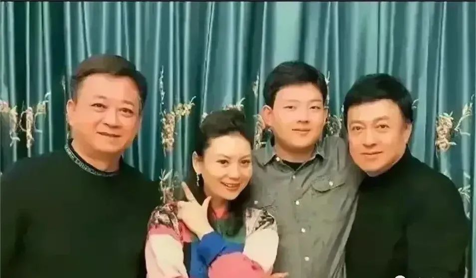 It is rare for Zhu Jun's family to be in the same frame. His face is ...