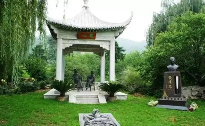 The three celebrities with the most expensive funerals, one person sits ...