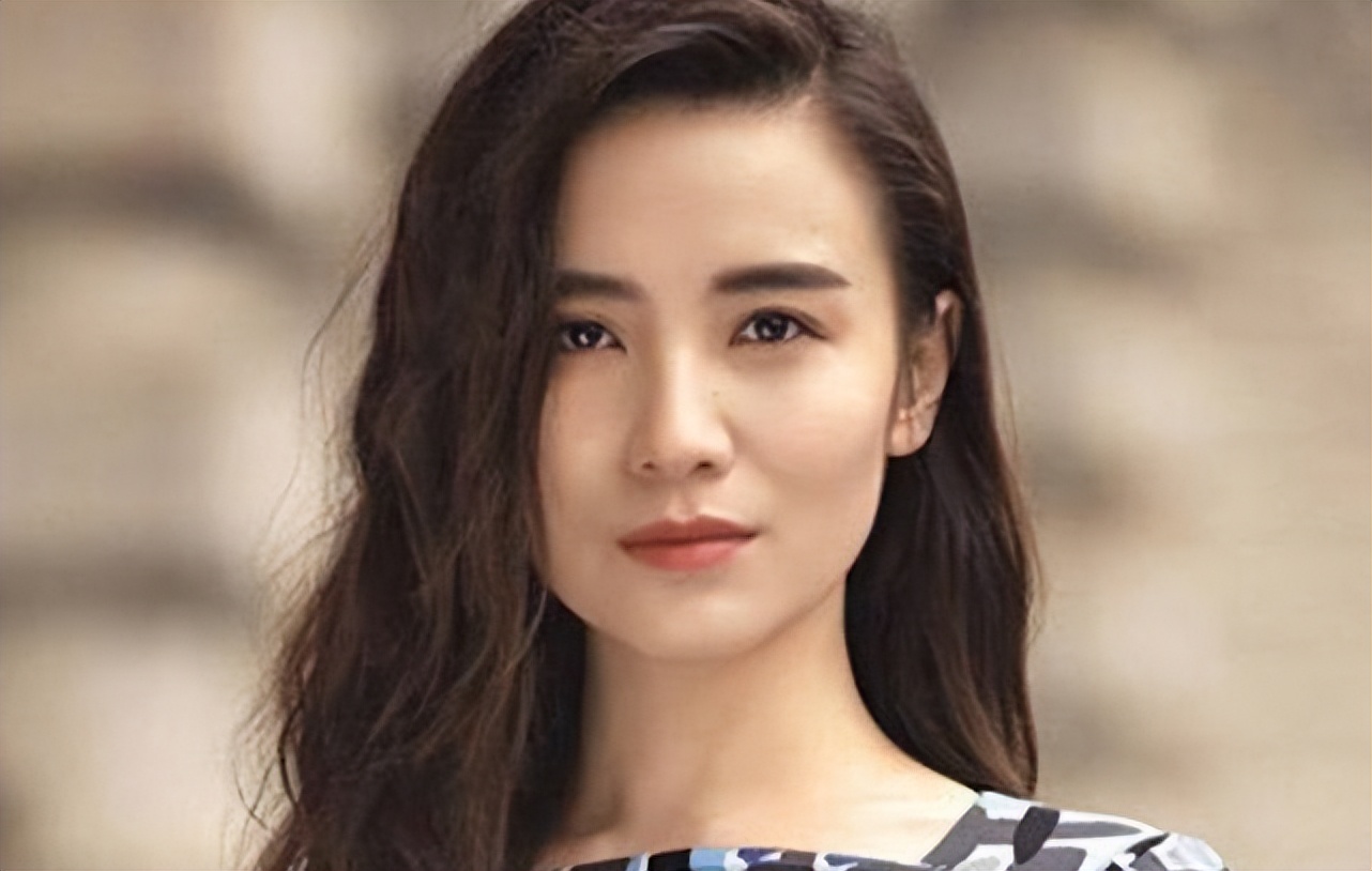 She experienced 4 men, lived with a five-married director for 5 years ...