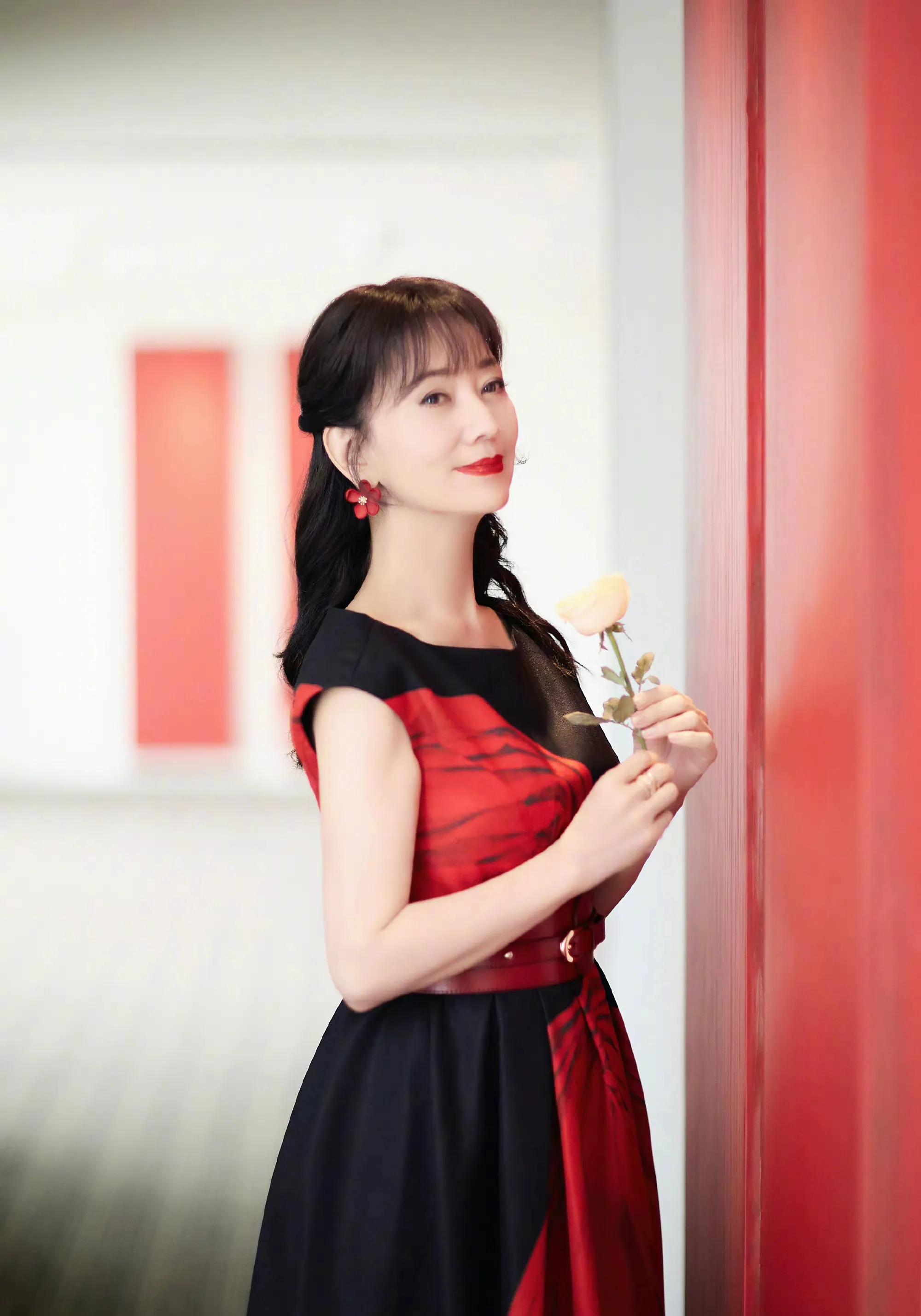 68-year-old Zhao Yazhi runs in the morning with delicate skin, fair ...