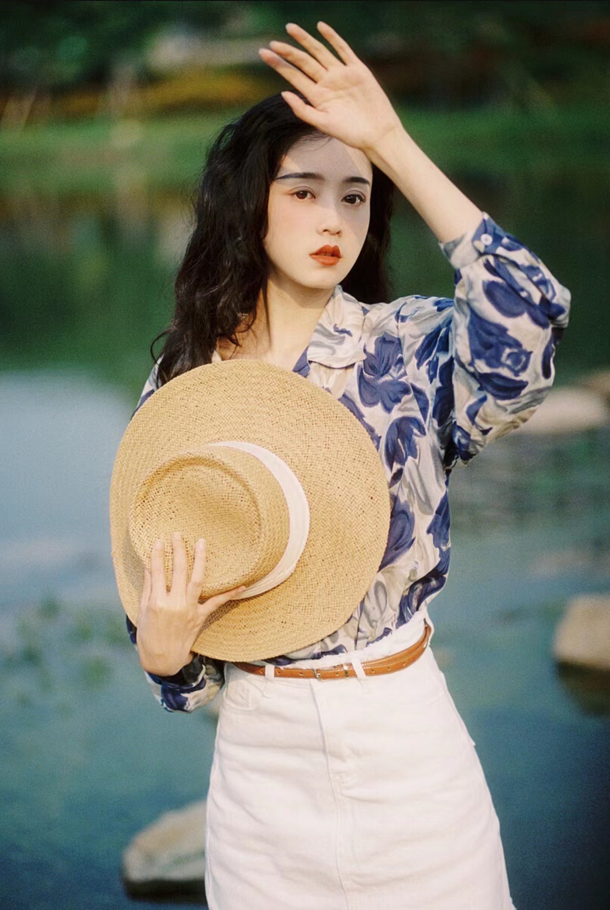 Portrait photography poses are not monotonous, grass portraits are shot ...